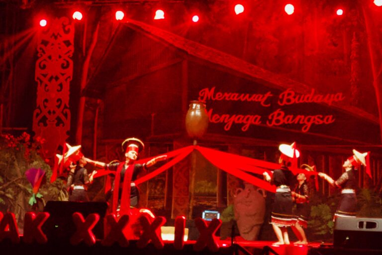 Tarian ‘Tajau’ Harmoni Tradisi di Panggung Gawai Dayak - Iniborneo.com